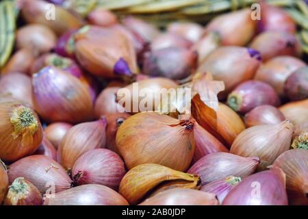 Fresh pink shallots at a farmers market Stock Photo - Alamy