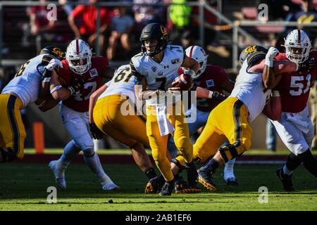 Handoff by Stanford quarterback during the Cal game Stock Photo - Alamy