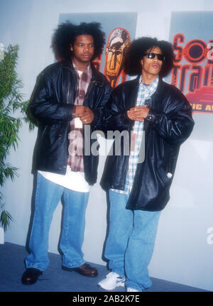 Layzie Bone of "Bone Thugs N' Harmony" proposes to fiance Felicia ...