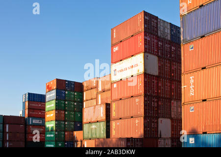 Containerstapel auf einem Platz im Containerhafen |Container stacking ...