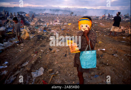 Payatas, living in the garbage (Manila, Philippines Stock Photo - Alamy