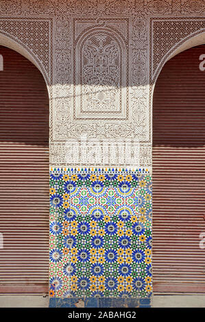Moroccan Zellige Tile Pattern and Carved Plaster Arabesque arch in the ...