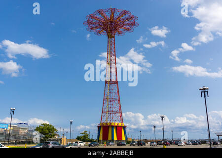 Parachute jump ride at Coney Island Stock Photo - Alamy