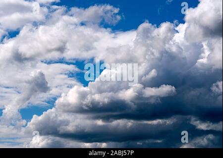 Cumulus clouds with vertical growth in dramatic sky Stock Photo - Alamy