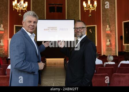 Mayor and laudator Dieter Reiter (l.) and prizewinner Martin Staudinger ...