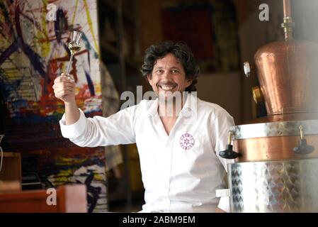 In his "Cosmic Spirits", the artist and distiller Sebastian Rauscher ...