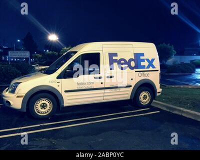 FedEx store front Stock Photo - Alamy