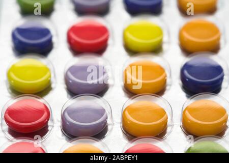 Bunte Tabletten - Medizin - Medikamente Stock Photo - Alamy
