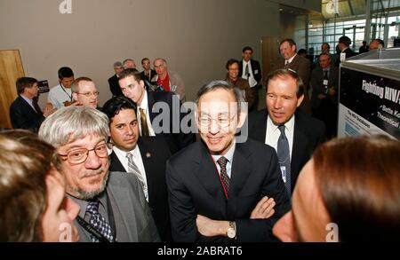 Secretary Chu tour the Los Alamos National Lab in Albuquerque, New ...
