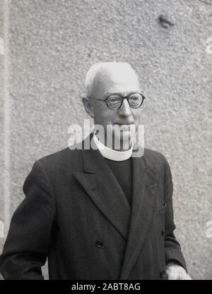 1950s, historical, portrait of an elderly vicar wearing a suit and in ...