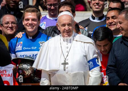 Pope Francis poses with football players of both Lazio and Juventus in ...