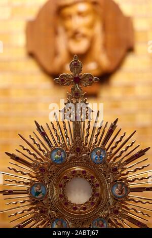 The blessed sacrament in a monstrance Stock Photo: 94168168 - Alamy