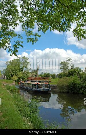 Canal Boat 'Richmond' (operated by Chichester Canal Trust) leaving ...