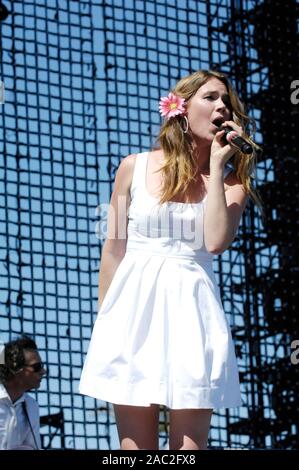 Joss Stone performing Coachella Music Festival 2009 - Day 2 Indio ...