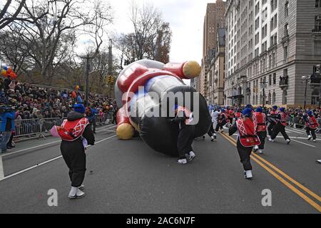 Handlers struggle to keep The Nutcracker giant balloon low because of ...