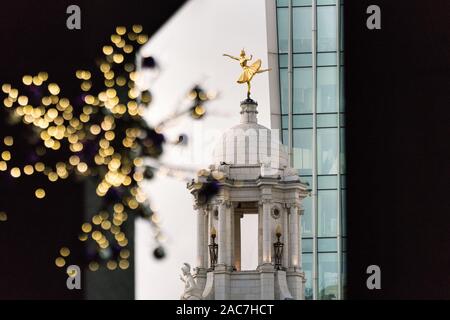 Anna Pavlova Statue atop Victoria Palace Theatre Stock Photo - Alamy