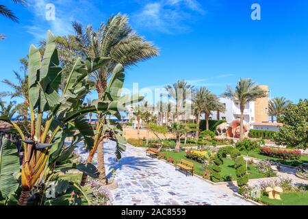 Hurghada, Egypt - April 17, 2019: El Mina mosque minaret in Hurghada ...