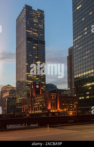 Quaker Tower, Riverfront Park, Chicago, Illinois, USA Stock Photo - Alamy