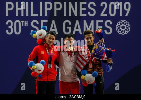 Gold Medalist Aznil Bin Bidin Muhamad (centre), Silver Medalist Papua ...