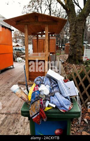 Waste bin overfilled Stock Photo - Alamy