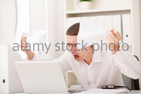 A man screaming at his computer screen Stock Photo: 32574138 - Alamy