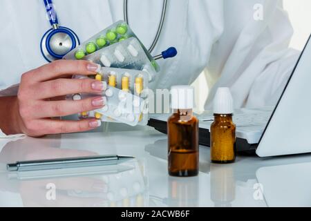 Doctor writes a prescription for tablets Stock Photo - Alamy