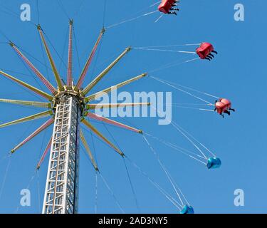 High flying Star Flyer fairground ride. Edinburgh Christmas Market and ...