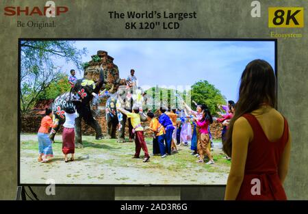 120 Zoll 8k LCD Fernseher von Sharp, Internationale Funkaustellung ...