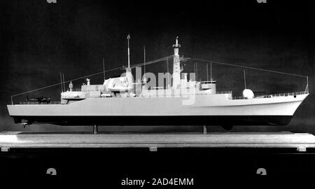 AJAXNETPHOTO. 1968. WOOLSTON, ENGLAND - TYPE 21 FRIGATE MODEL - TYPE 21 ...