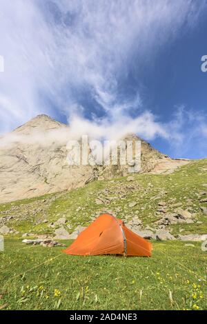 Tent beside a cliff wall, Buneset, Moskenesoeya, Lofoten, Norway Stock ...