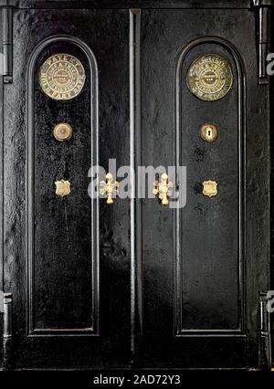 antique bank safe Stock Photo - Alamy