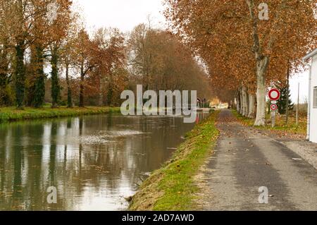 France, Tarn et Garonne, Montech sloping waterway, boat lift on the ...