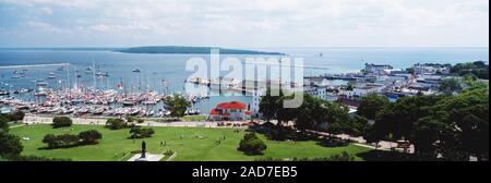 USA, Michigan, Mackinac Island. Large veranda on the historic landmark ...