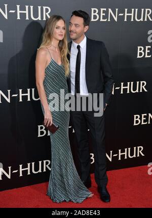 Model Shannan Click and actor Jack Huston attending Vanity Fair Oscar ...