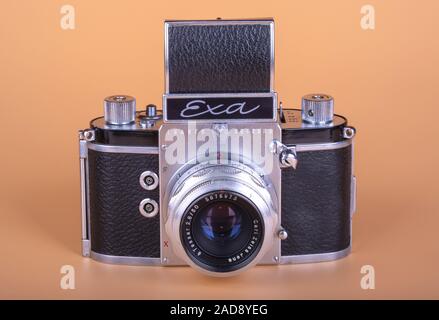 Old German camera EXA. 1961 release and light meter Stock Photo - Alamy
