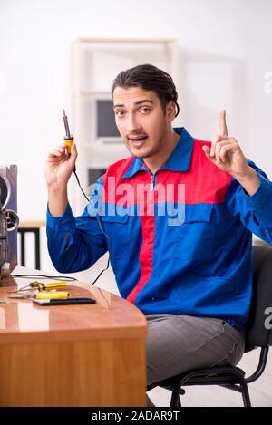 The young engineer repairing musical hi-fi system Stock Photo - Alamy
