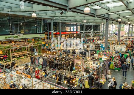 Old Spitalfields Market on a busy Sunday afternoon with stallholders ...
