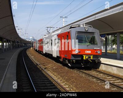 ÖBB Bahnhof Floridsdorf, S-Bahn Stock Photo - Alamy