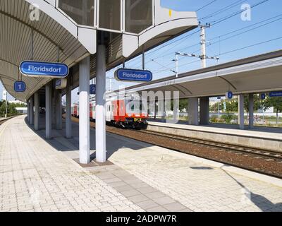 ÖBB Bahnhof Floridsdorf, S-Bahn Stock Photo - Alamy