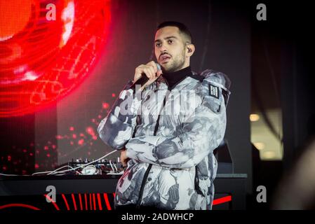 Alessandro Mahmood lives in Milan City Life for the presentation party ...