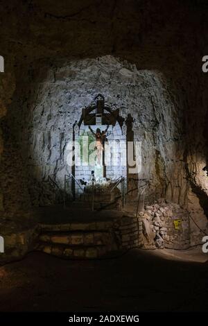 The caves, galleries, tunnels and engravings in the Cité souterraine de ...