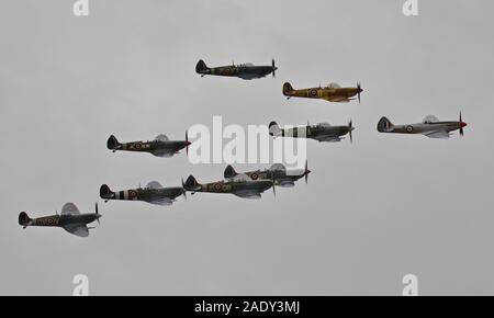 Supermarine Spitfire LF.Vb EP120 AE-A (G-LFVB) City of Winnipeg landing ...