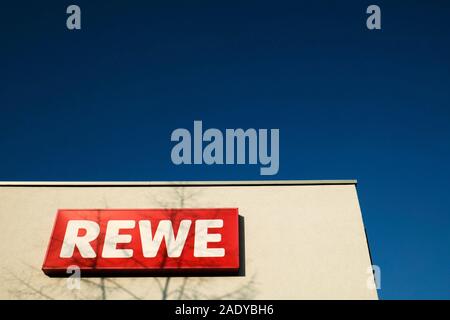 Kassel, Germany. 05th Dec, 2019. Rewe shopping cart in front of a ...