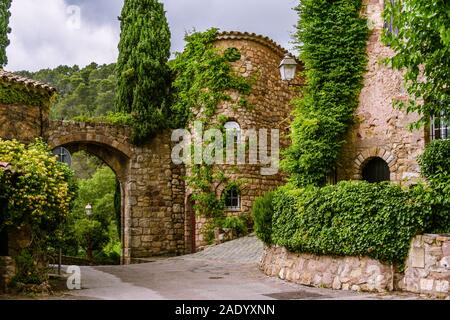 The picturesque Provence village of Les Arcs sur Argens Stock Photo - Alamy