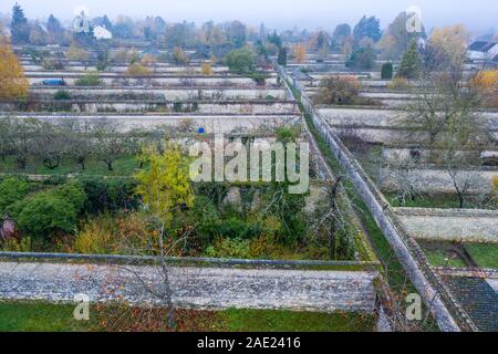 France, Seine et Marne, Thomery, the Long Sillons path along the walls ...