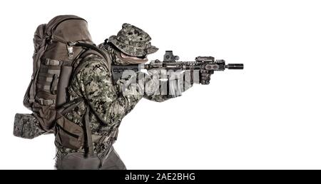 Army infantryman aiming service rifle studio shoot Stock Photo - Alamy