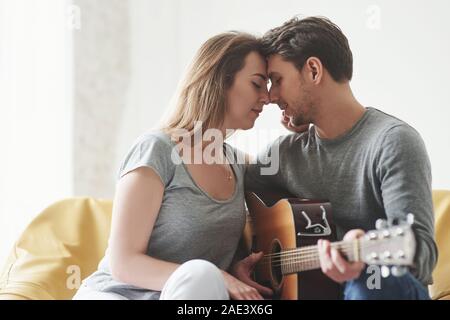 Couple kissing serenade Stock Photo: 41732086 - Alamy