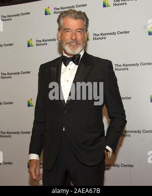 SALLY FIELD and PIERCE BROSNAN in MRS. DOUBTFIRE 1993 director CHRIS ...