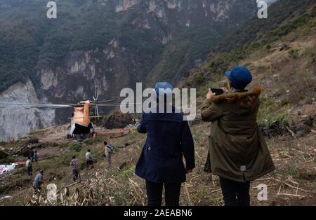 (191208) -- BUTUO, Dec. 8, 2019 (Xinhua) -- Mi-26 heavy transport ...