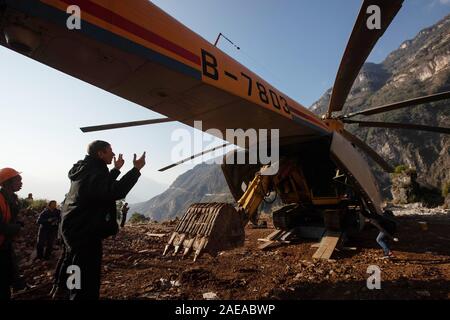 (191208) -- BUTUO, Dec. 8, 2019 (Xinhua) -- Mi-26 heavy transport ...